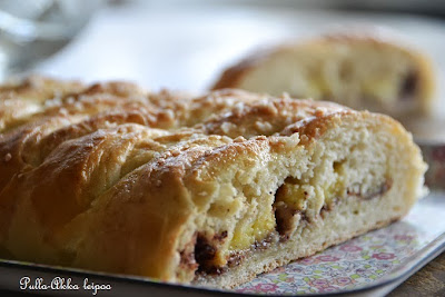 Pulla-Akka leipoo: Täytetty pullapitko - vaniljakanelipitko