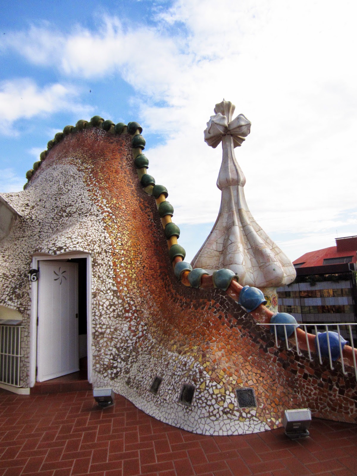 AM Dolce Vita: Barcelona - Gaudi's Dragon
