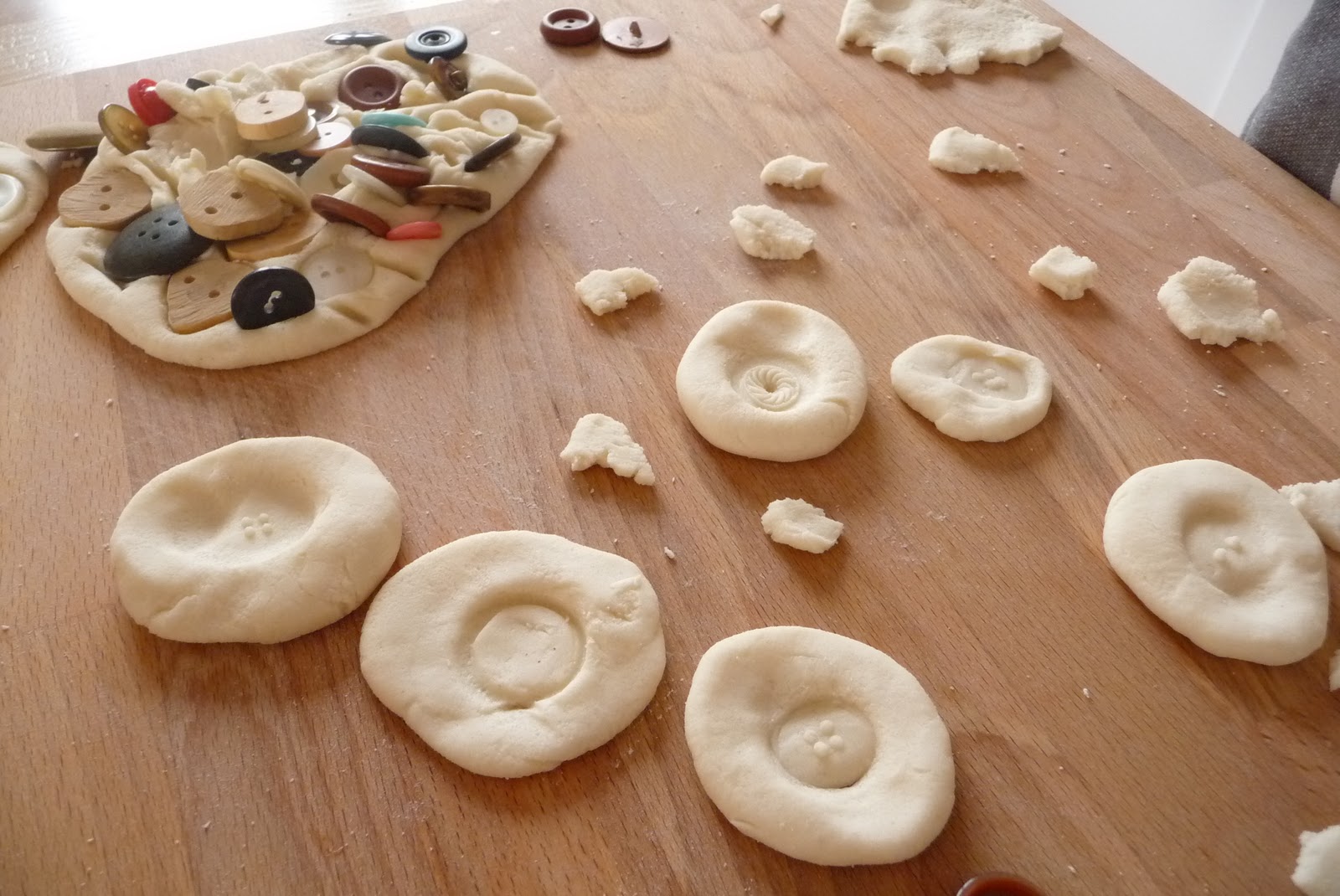 Make and Play: Playdough and buttons / Testo i dugmad