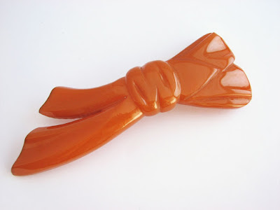 Agnes' Vintage World: How to identify Bakelite