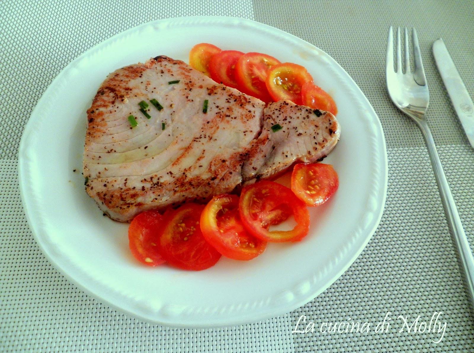 La cucina di Molly: FILETTO DI TONNO AL PEPE NERO E ERBA CIPOLLINA