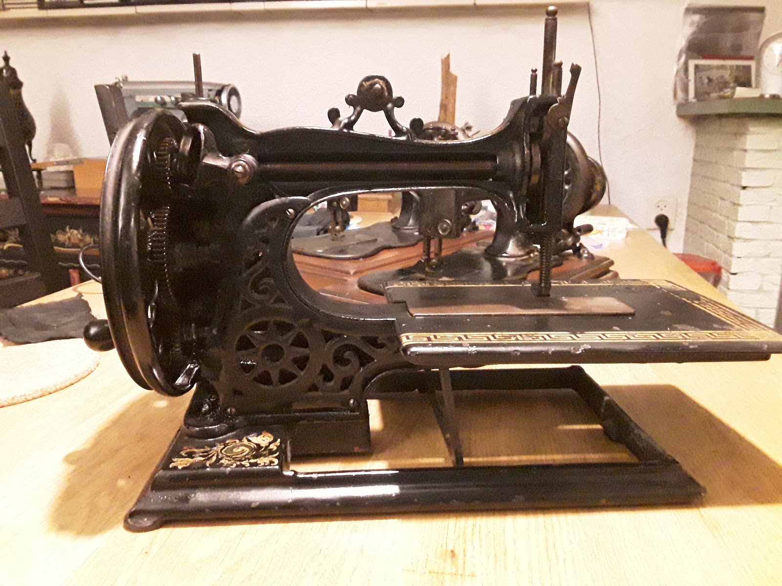 Rusty Old Sewing machines – Linford.nl
