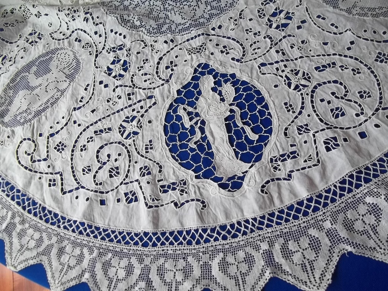 Textiles Mod and Vintage : Italian Vintage Tablecloth 1920's Era