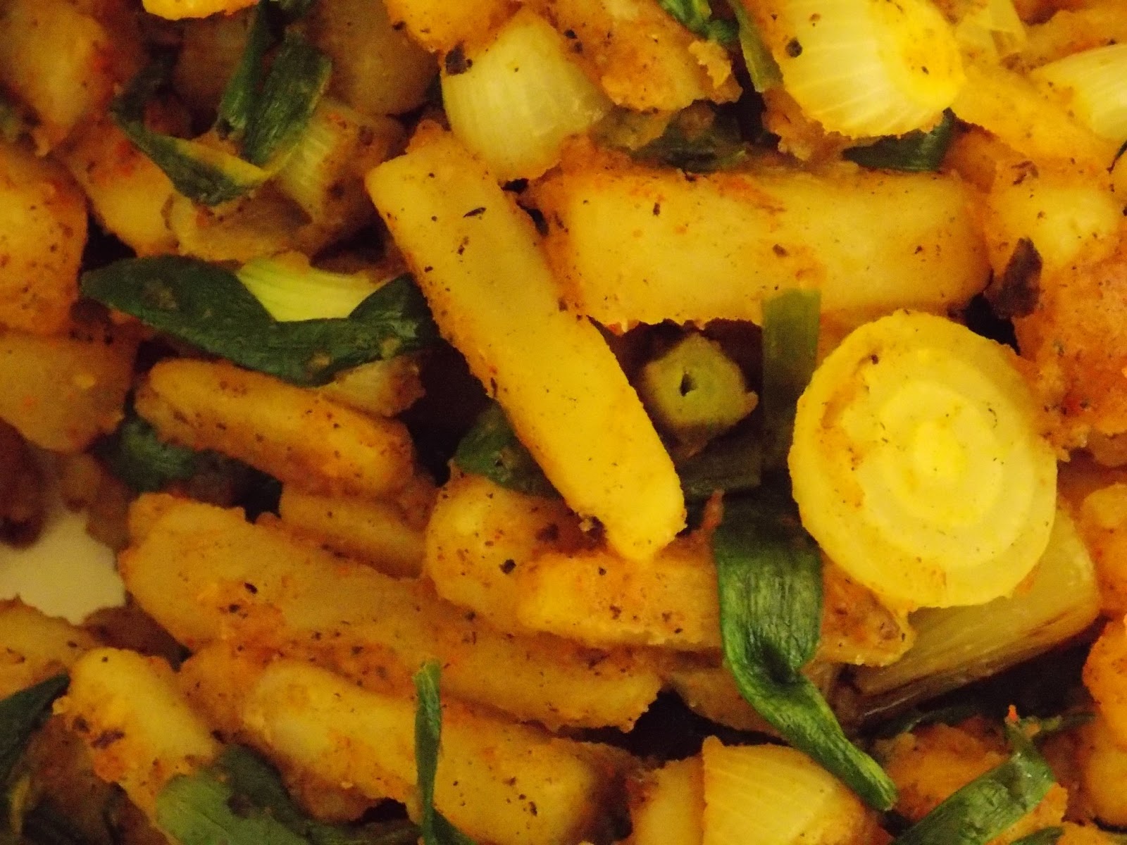 Antara's Kitchen: Aloo Hara payaz(Payaz kali) bhaji(Potato Spring onion ...