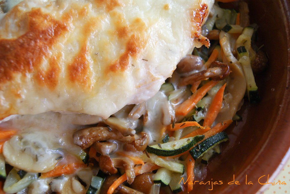 Pechuga gratinada con verduras y setas