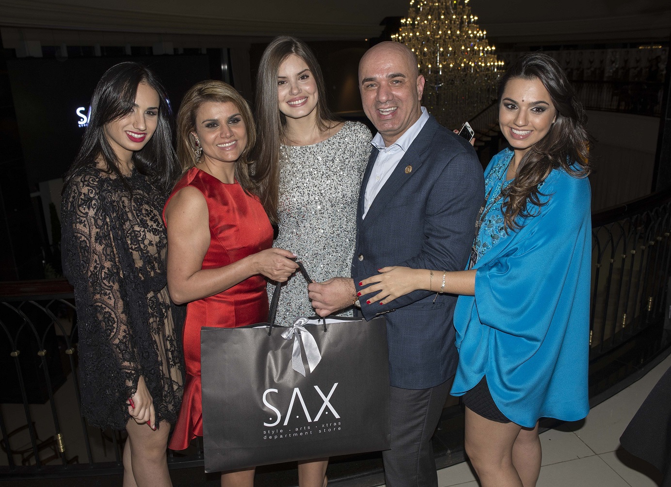 SAX, Revista CARAS & FORD MODELS revelam TOP MODEL BRASILEIRA