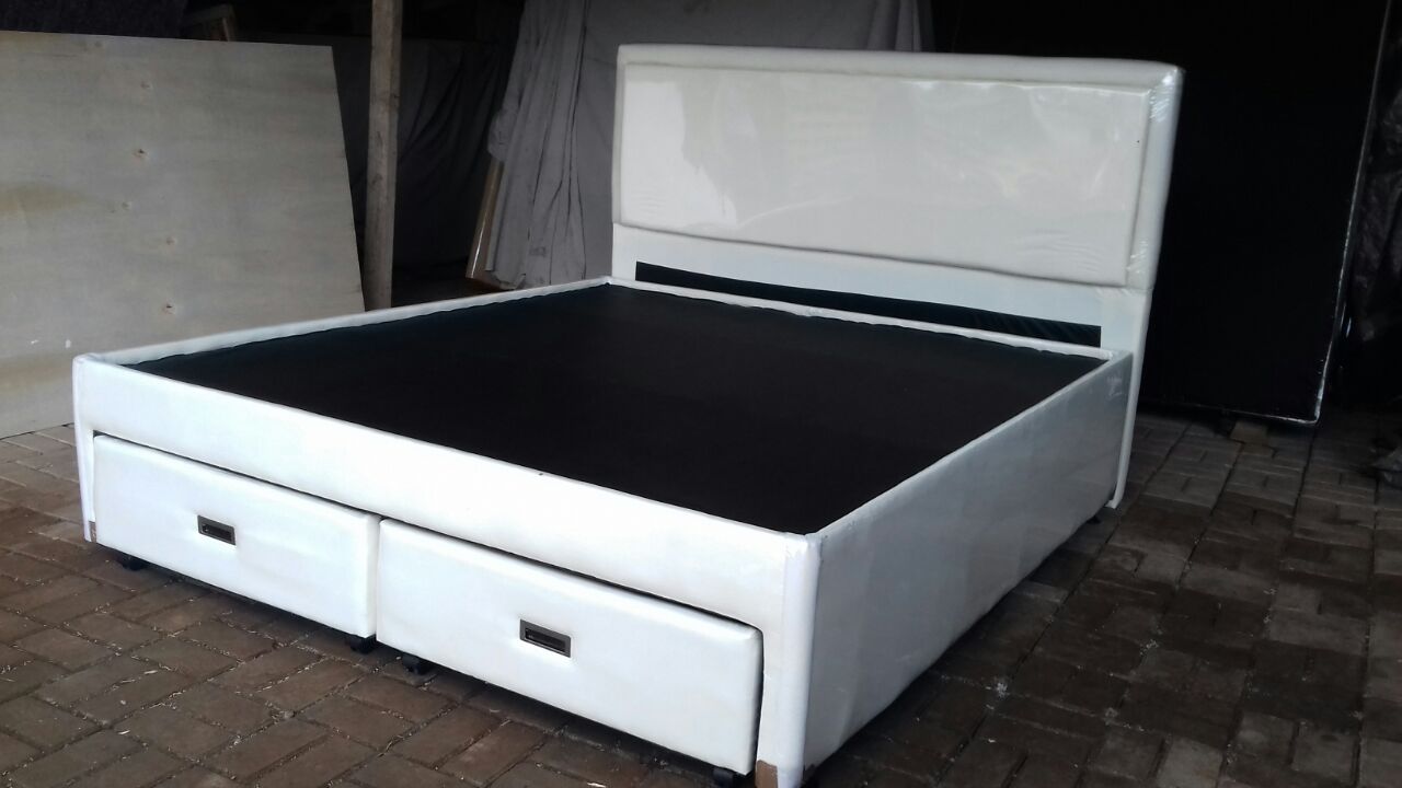 Dipan + Sandaran Box Laci, Simple Dan Praktis