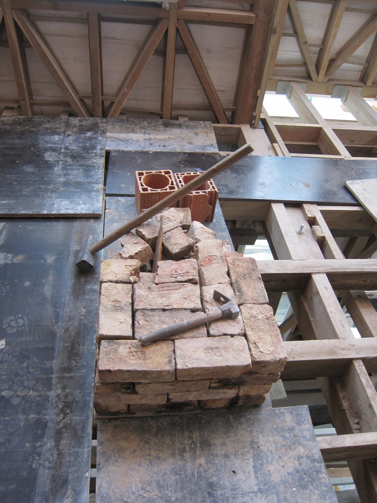 ARNIE - House Restoration: 40 Bedroom - Chimney in Brick wall