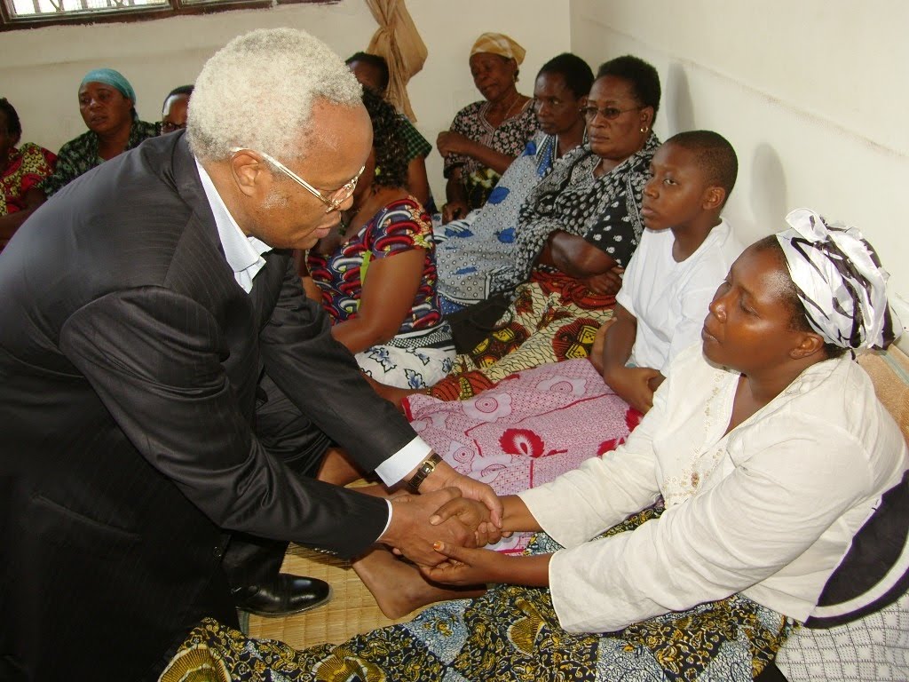 EDWARD LOWASSA ATOA POLE KWA FAMILIA YA MPIGANAJI DANNY MWAKITELO ...
