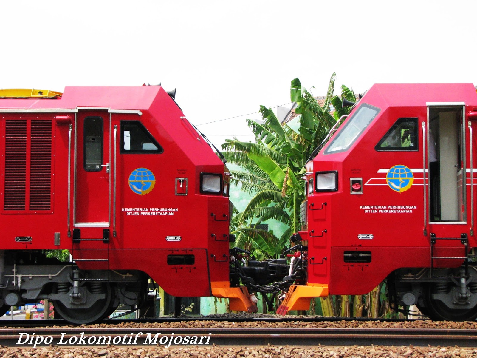 Kereta Api Indonesia: Lokomotif CC300 di Stasiun Jombang (Foto Lengkap)