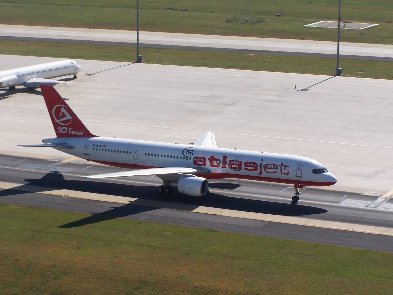 ISTANBUL AIRSIDE: ATLASJET BOEING 757-2Q8 TC-ETE ISTANBUL ATATURK ...