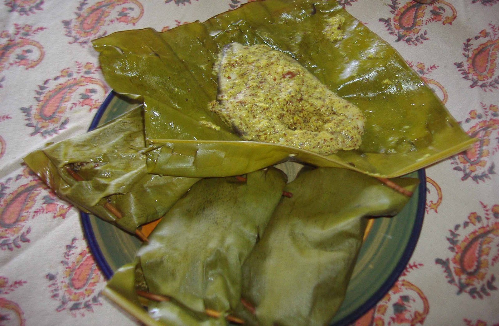 Bengali food: Maacher Paturi (fish steamed in banana leaf)