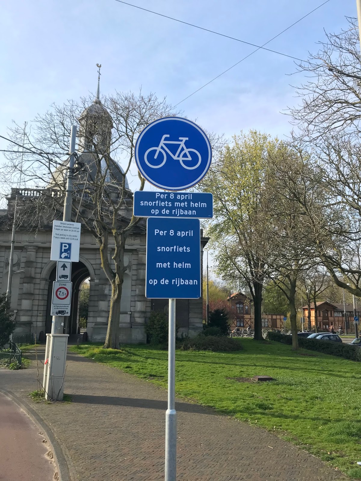 Bordwatching: Snorfiets op de rijbaan