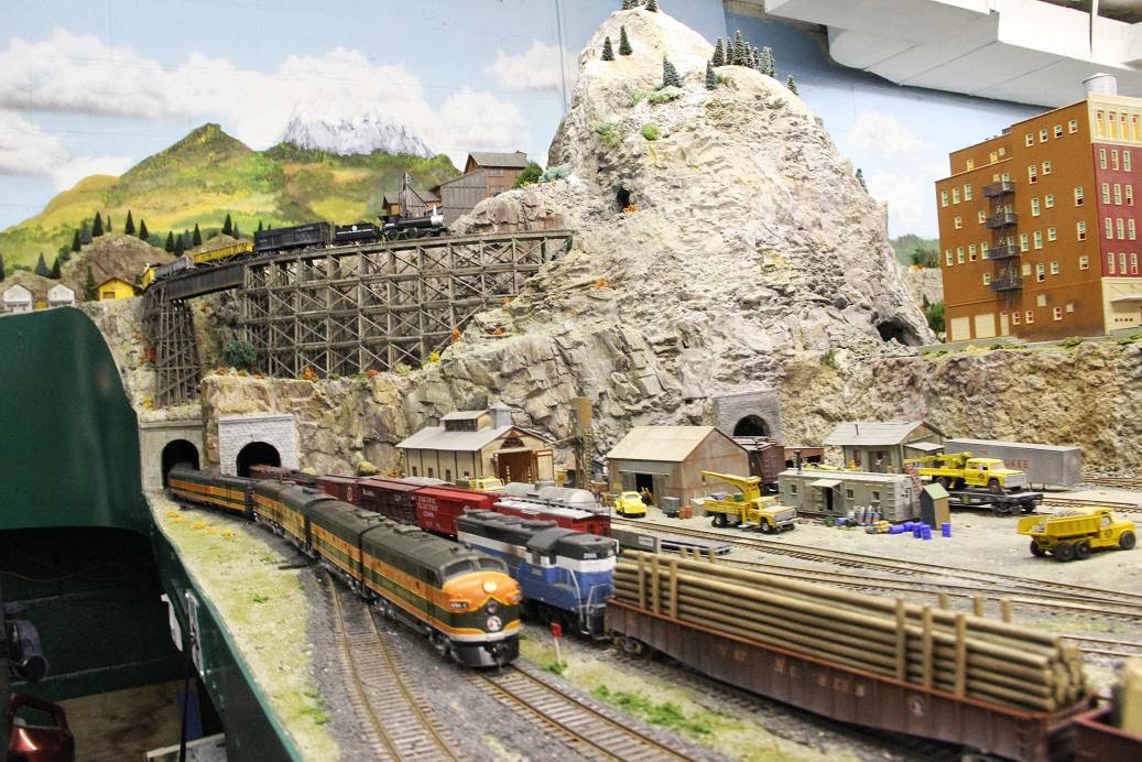 Evergreen Railroad Club: Evergreener's put on a show for the visitors.