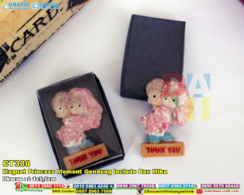 Magnet Princess Moment Gendong Include Box Mika | Souvenir Pernikahan