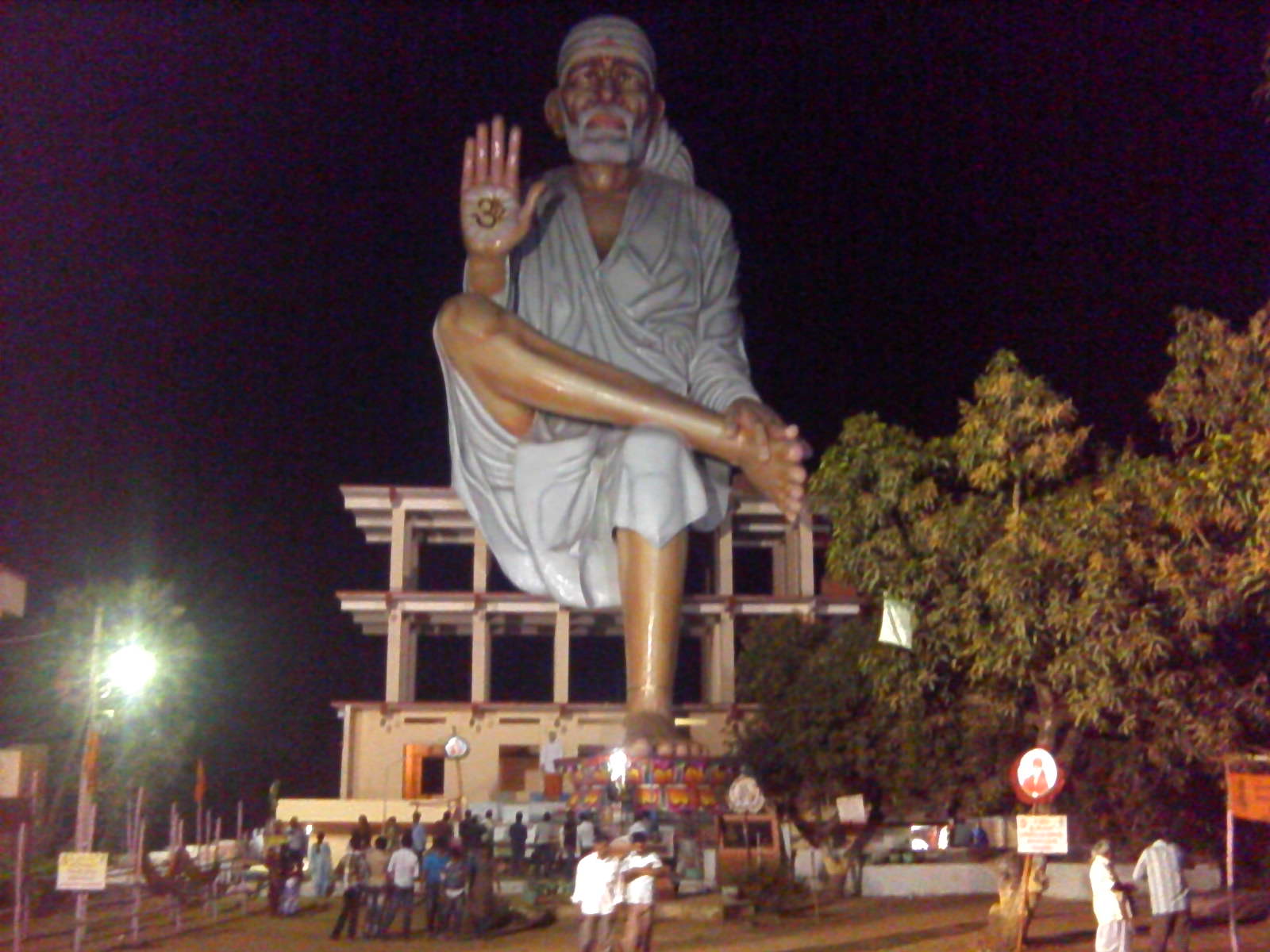 World's Largest 116ft Shirdi Sai Baba Statue at Sri Sai Baba Mandir ...