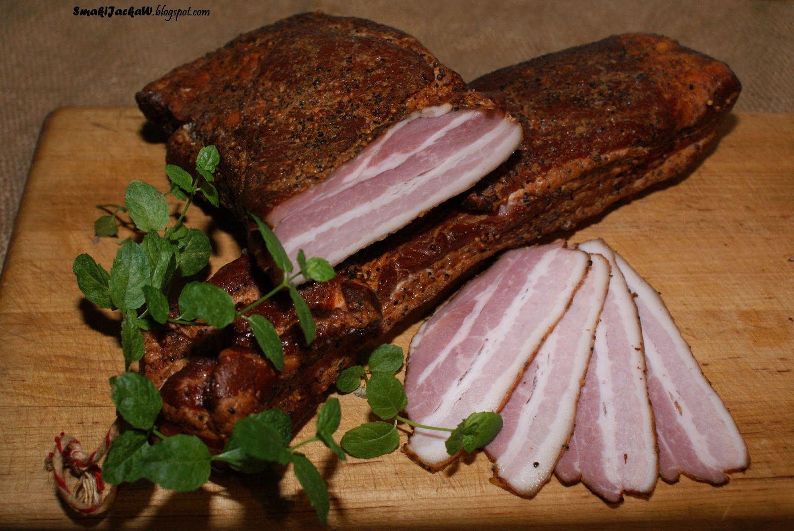 Domowy wyrób. Coś do chleba i talerza.: Boczek wędzony podpiekamy 👌