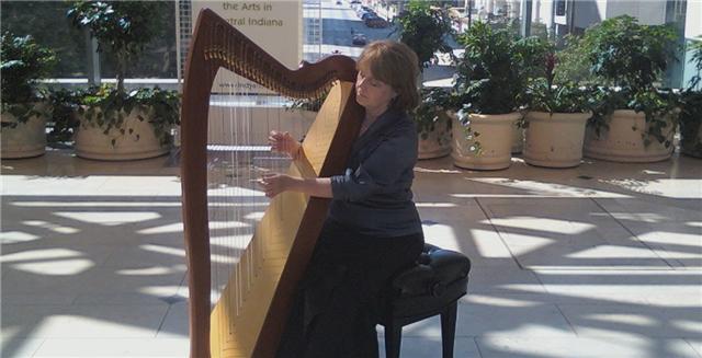 Laura the Harper: Harper vs Harpist