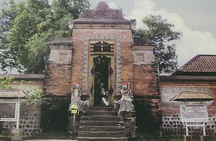 Indonesian Tourism: Pura Lingsar, Balinesse Life in Lombok Island