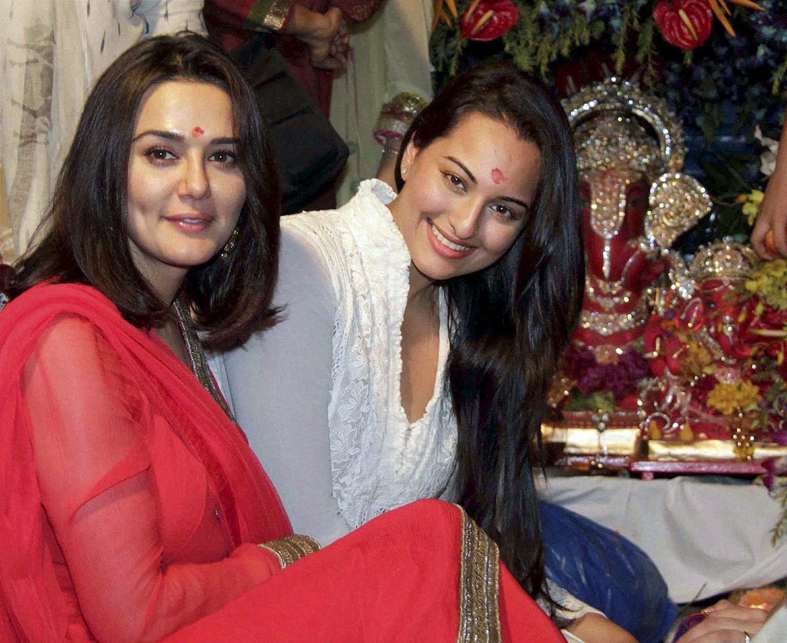 Mumbai: Bollywood actors Preity Zinta (L) and Sonakshi Sinha (R) attend ...