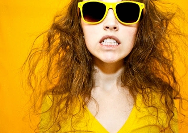 Fina e Rica: ABAIXO O FRIZZ! Saiba como domar o cabelo arrepiado!