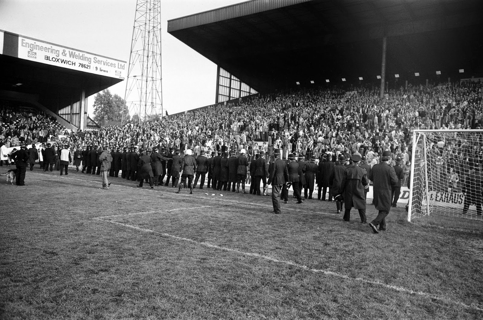 Football Hooligan Pictures: SEVENTEEN PICTURES: Aston Villa v Rangers ...