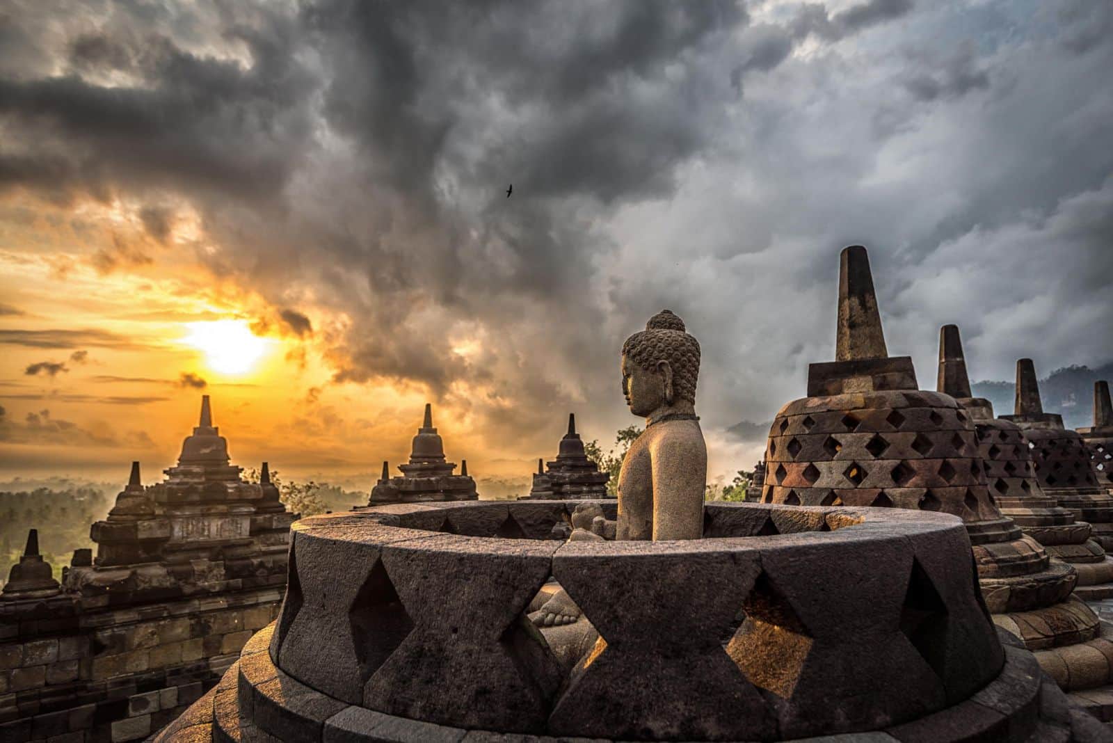 กลุ่มวัดบุโรพุทโธ (Borobudur Temple Compounds) พุทธสถานอันสง่างาม