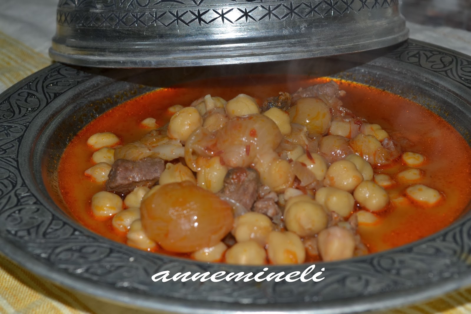 ANNEMİNELİ: ARPACIK SOĞANLI ETLİ NOHUT YEMEĞİ