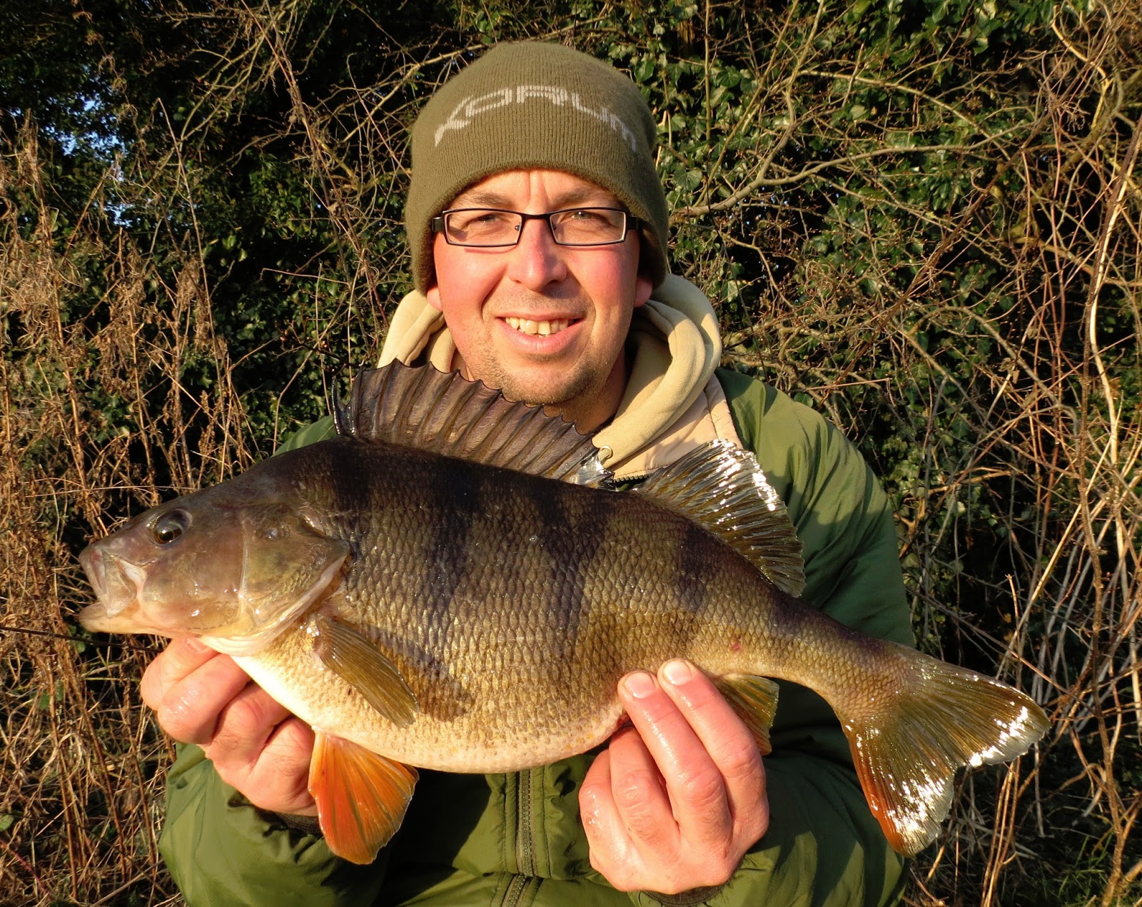 A Specialist Anglers Diary: Big river perch fishing - a bracing result