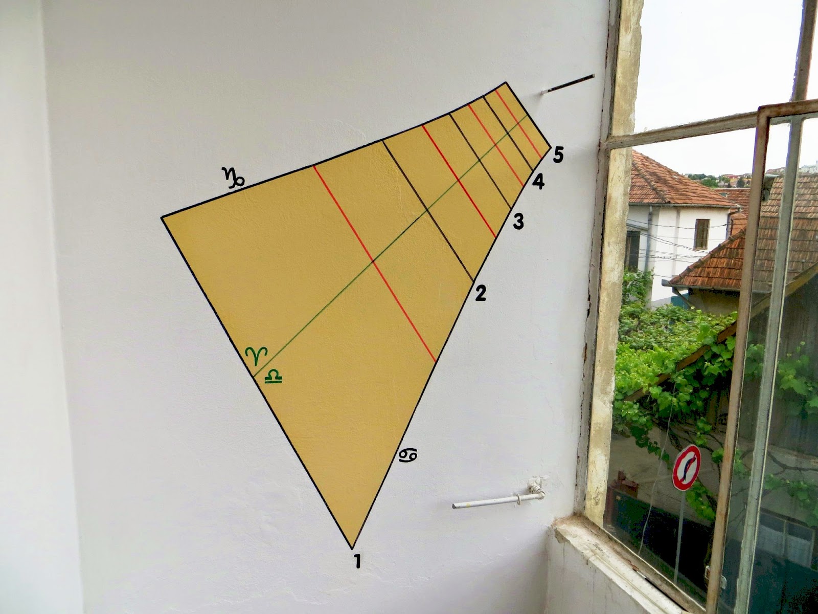Cercul de stele: Un ceas solar vertical cu declinatie mare pe balcon