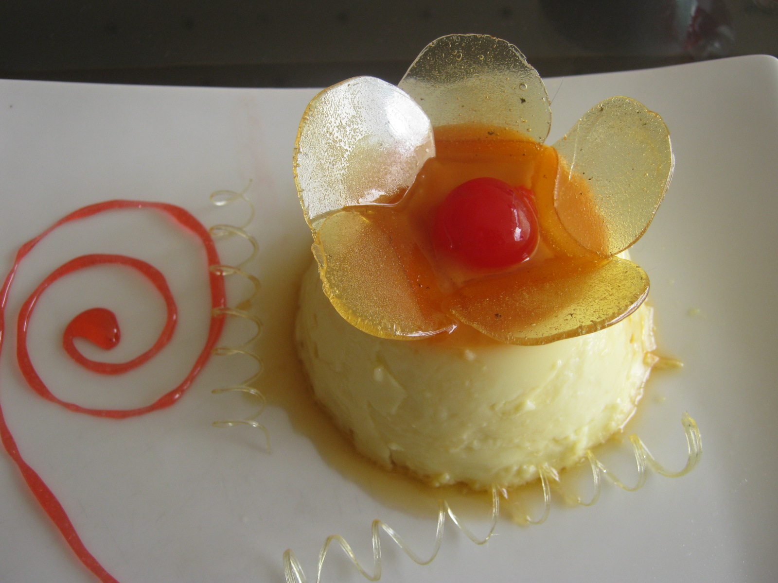 Postres de Lujo: flan decorado con caramelo