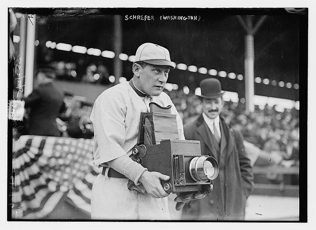 Interesting Vintage Photos of People Posing With Big Cameras From the ...