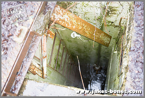 Exploring the abandoned bunker : Jake's Bones