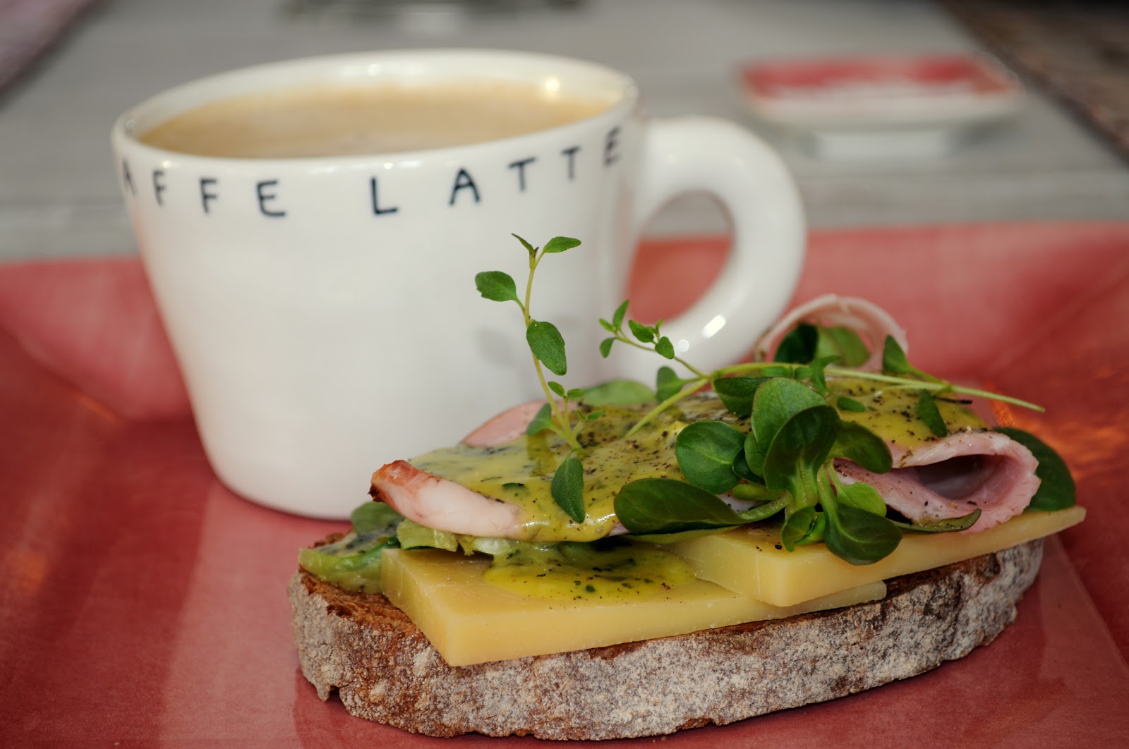 En latte på mörkt och köttigt kaffe - till en skinksmörgås på kokt ...