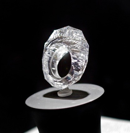 Luxury PLUS: The first ring made entirely of diamond
