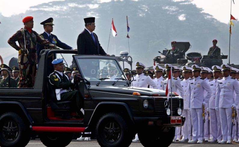 Foto Parade Militer HUT TNI ke-67 | Strategi Militer Indonesia ...