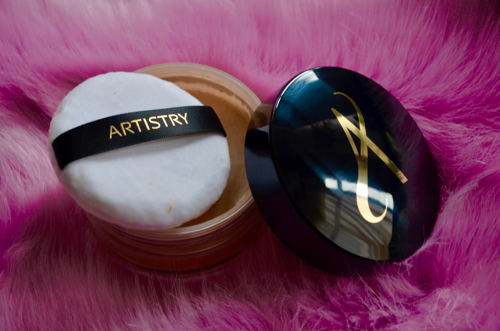 UOGINTAITE: Artistry "Exact fit" Perfecting Loose Powder pudros apžvalga