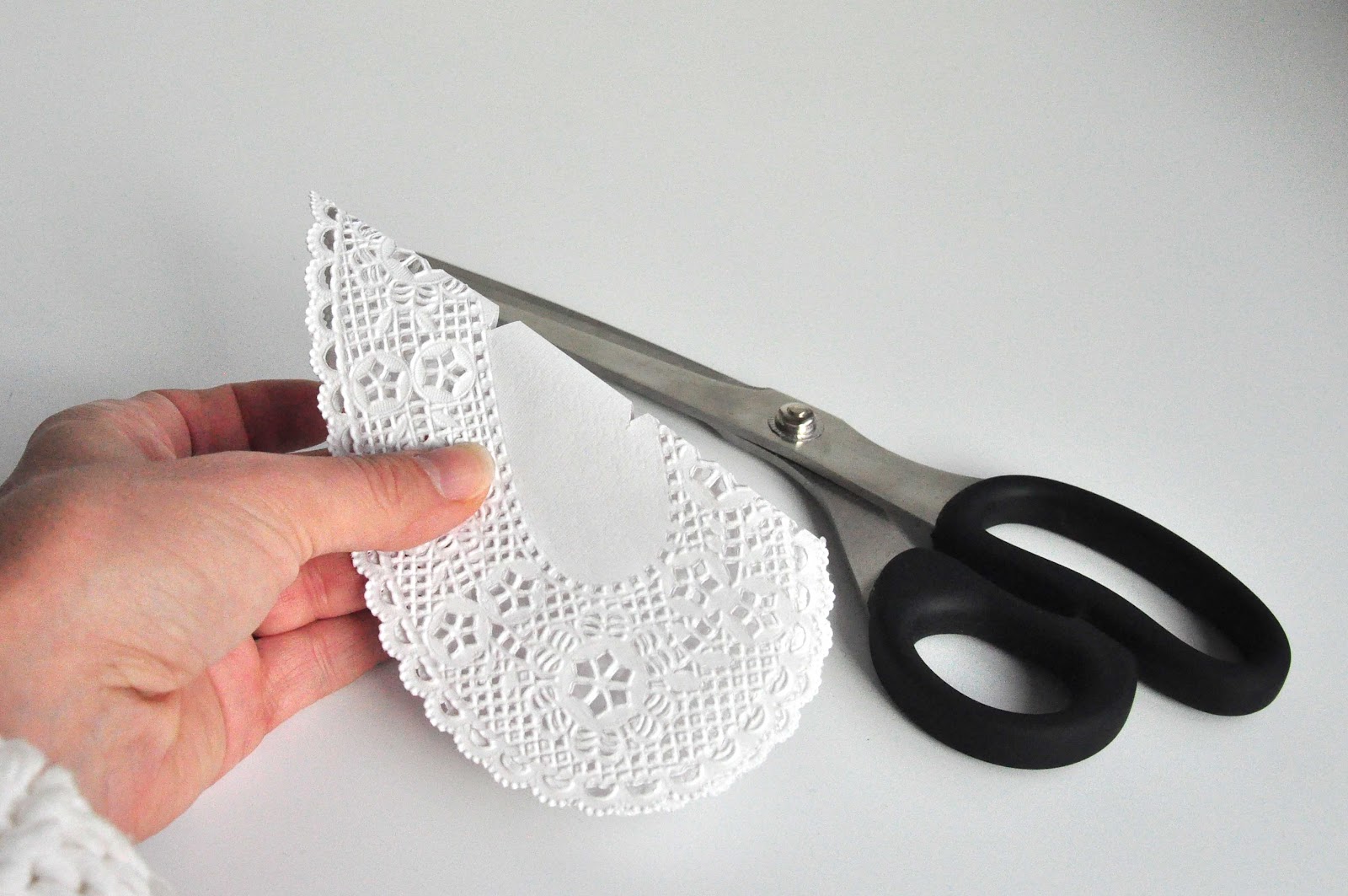 Aesthetic Nest: Craft: Heart Doily Poms (Tutorial)