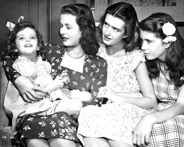 It's The Pictures That Got Small ...: THE MONDAY GLAMOUR 15!