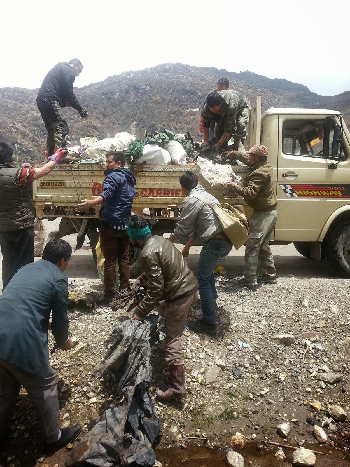 Sikkim NOW!: Cleanliness drive sweeps from 3rd Mile to Tsomgo