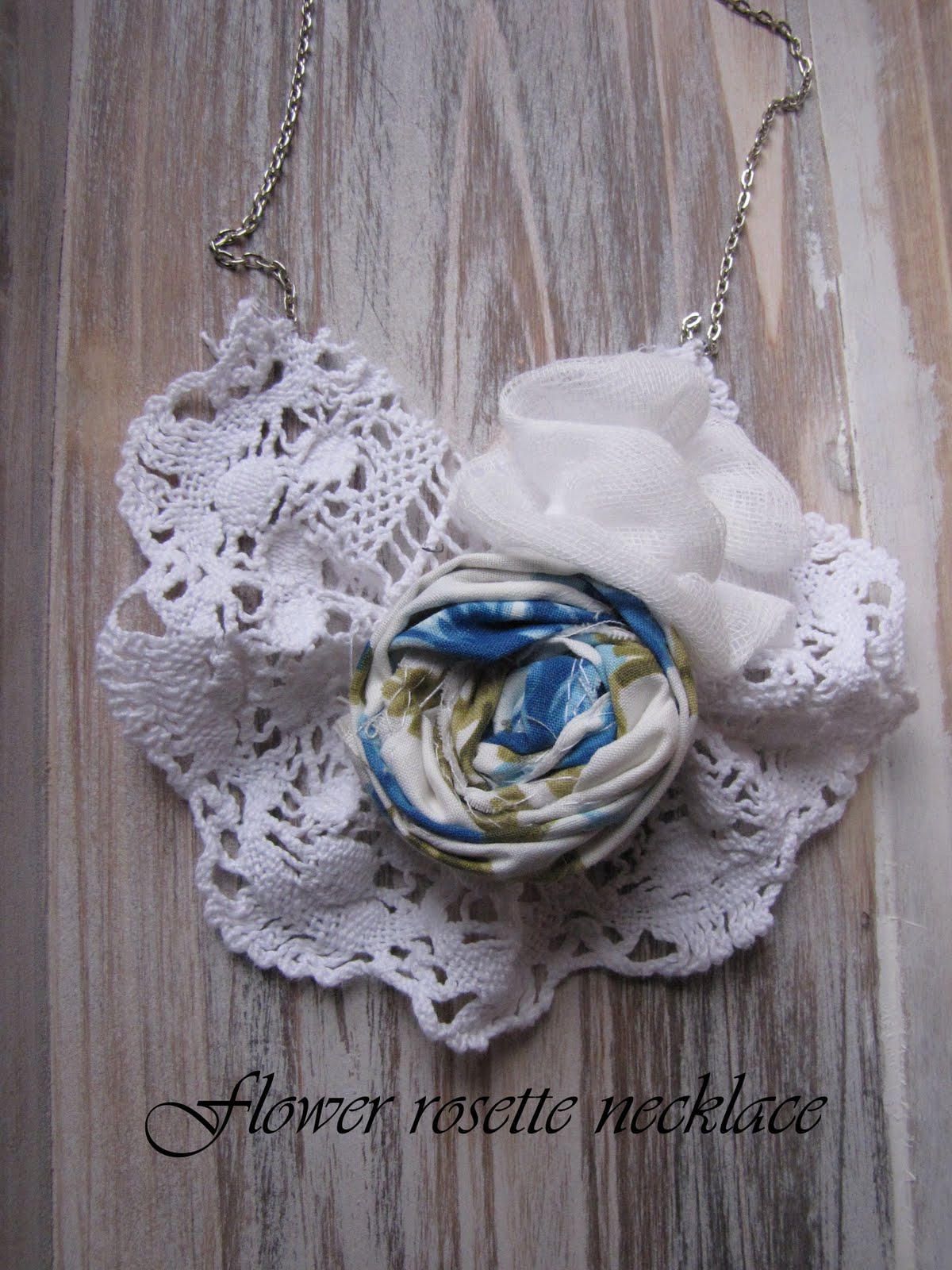 Little Treasures: Last minute gifts - {A flower rosette necklace}