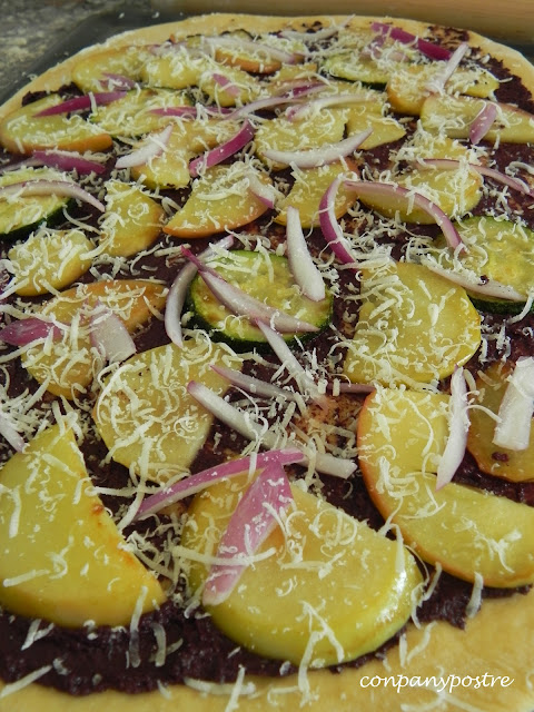 Con pan y postre: Pizza negra con manzanas