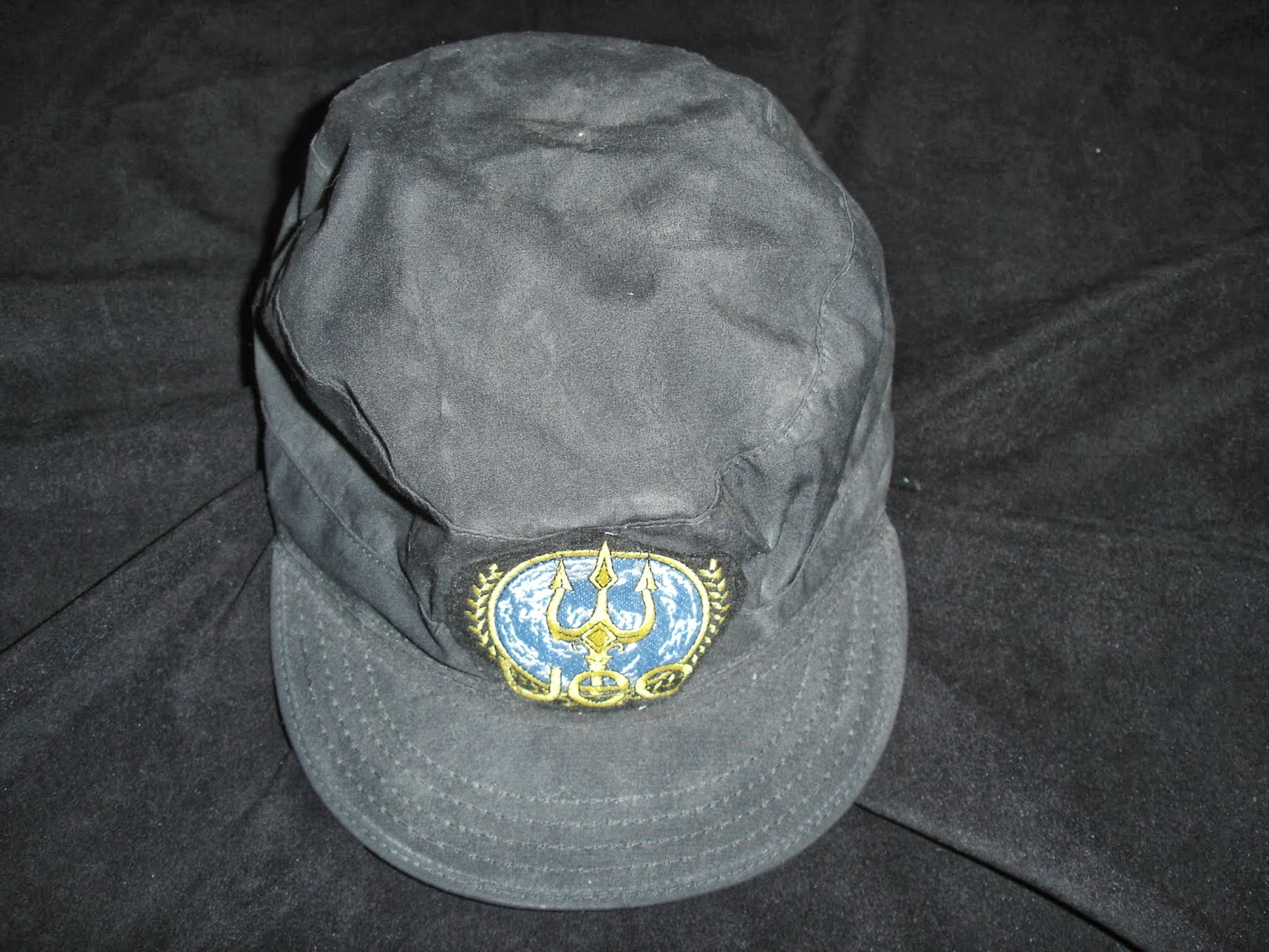 seaQuest Merchandise, Props, and Scripts: Prop, UEO Hat, Daggers (201 ...