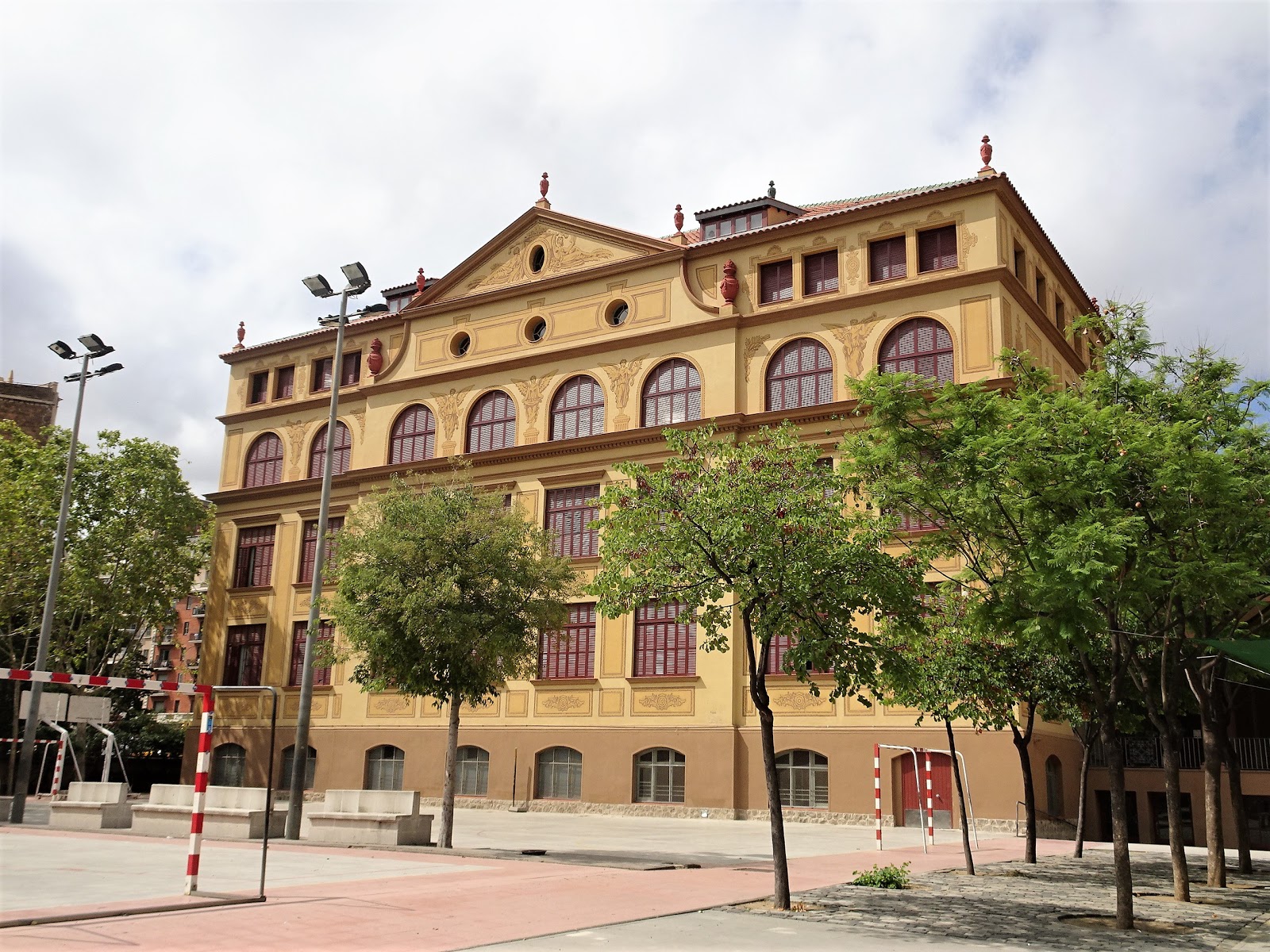 Redescubriendo Barcelona y más allá: 27/08/2018 Escola Ramon Llull