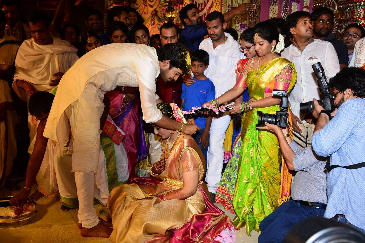 Allari Naresh and Viroopa Marriage Photos - Telugu Cinema Samacharam