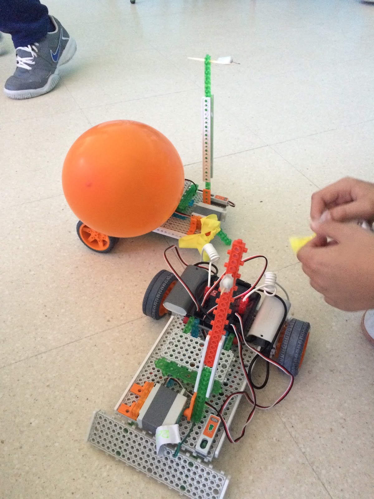 Logix5 Smart Solutions: Pinchando globos con robots