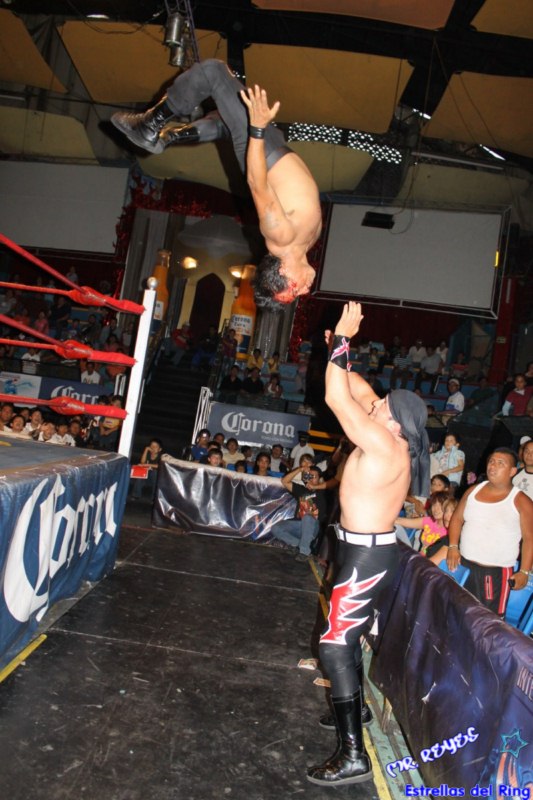 ESTRELLAS DEL RING.: Octagón, Octagoncito y Veneno triunfarón en la ...