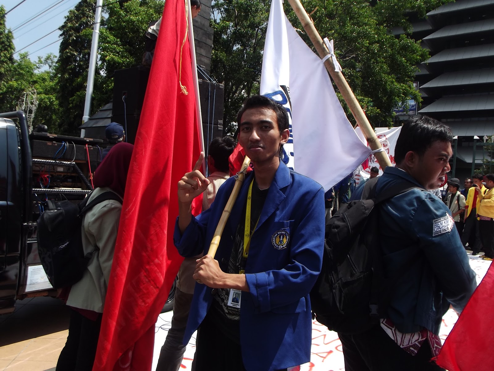 Mewujudkan Demonstrasi Yang Damai - Berjuang