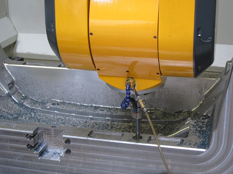 Centri di lavoro Breton MATRIX 800 e 1000 mentre lavorano stampi ...