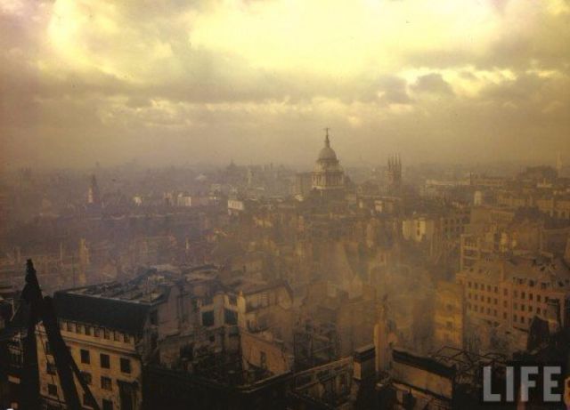 12 Amazing Color Photographs Captured London After Air Raid Attack ...